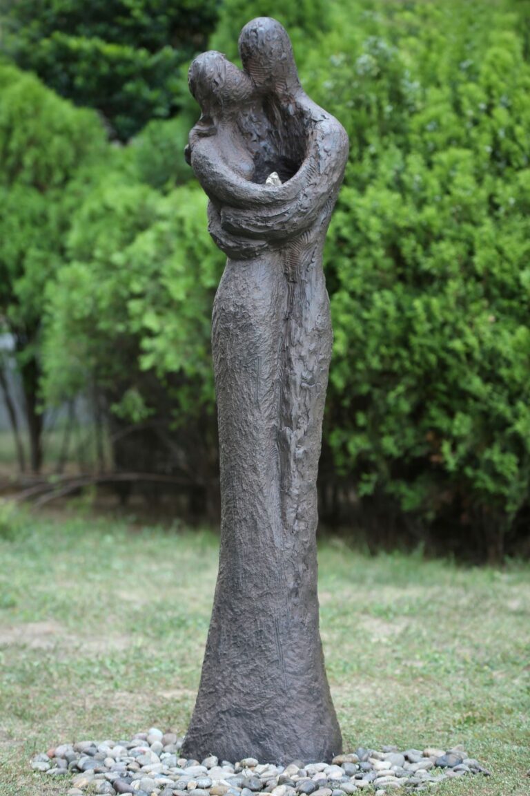 BESOS Couple Kissing Water Feature - Fandango Fountains